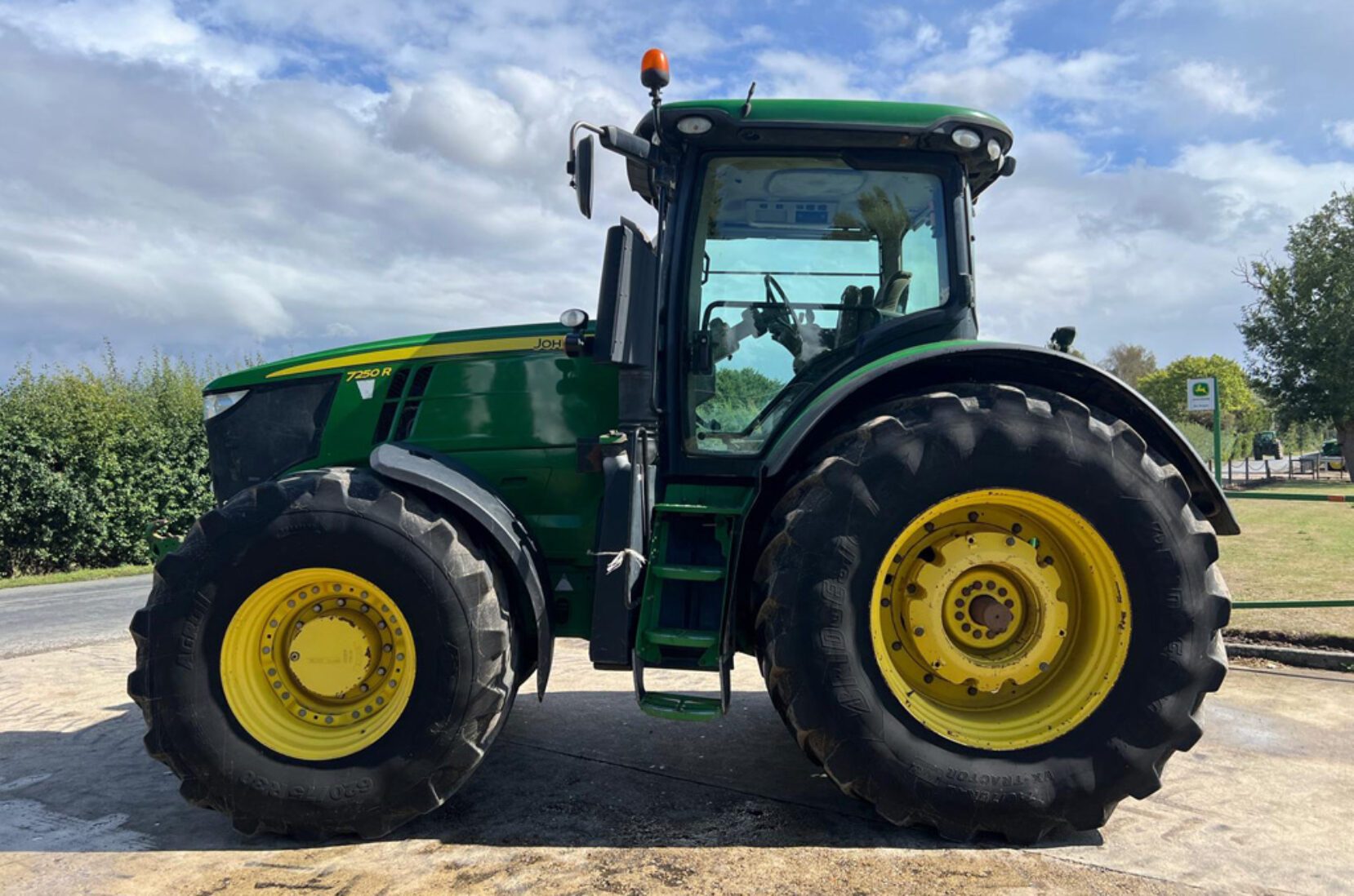 7250R TRACTOR - Doubleday Group